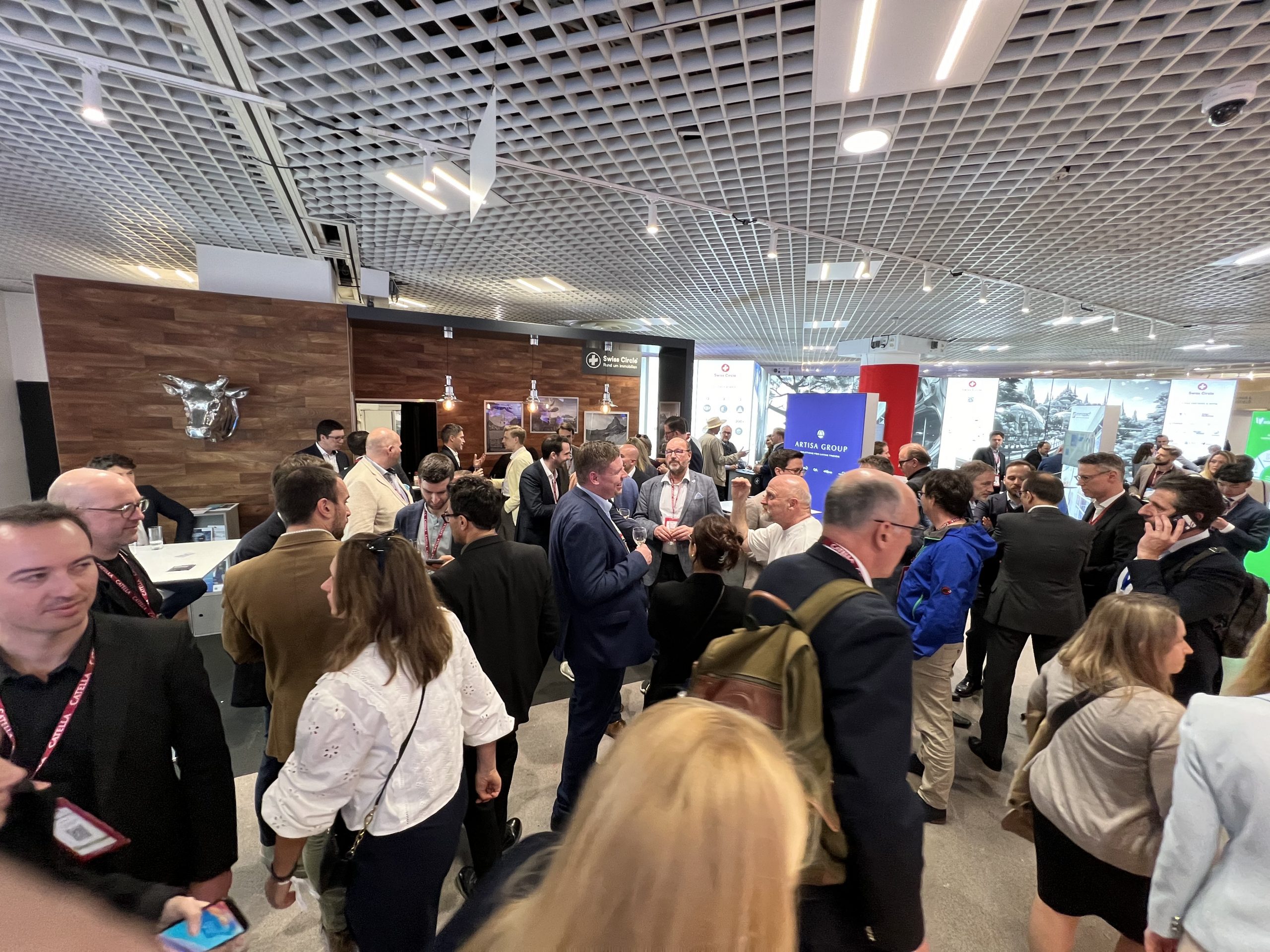 MIPIM 2024: Neue Trends und Trophäen am Schweizer Stand - Domblick